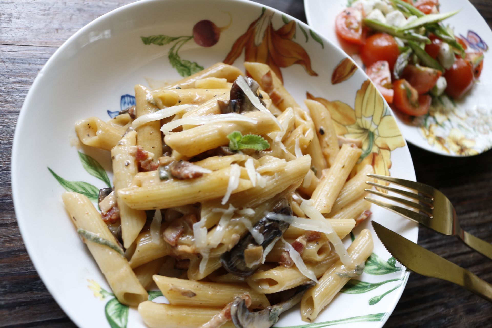Pasta con crema de hongos y bacon