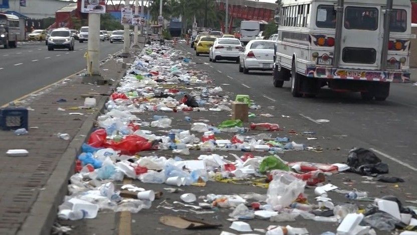Calles de Colón amanecieron llenas de basura tras desfiles patrios Calles de Colón amanecieron llenas de basura tras desfiles patrios