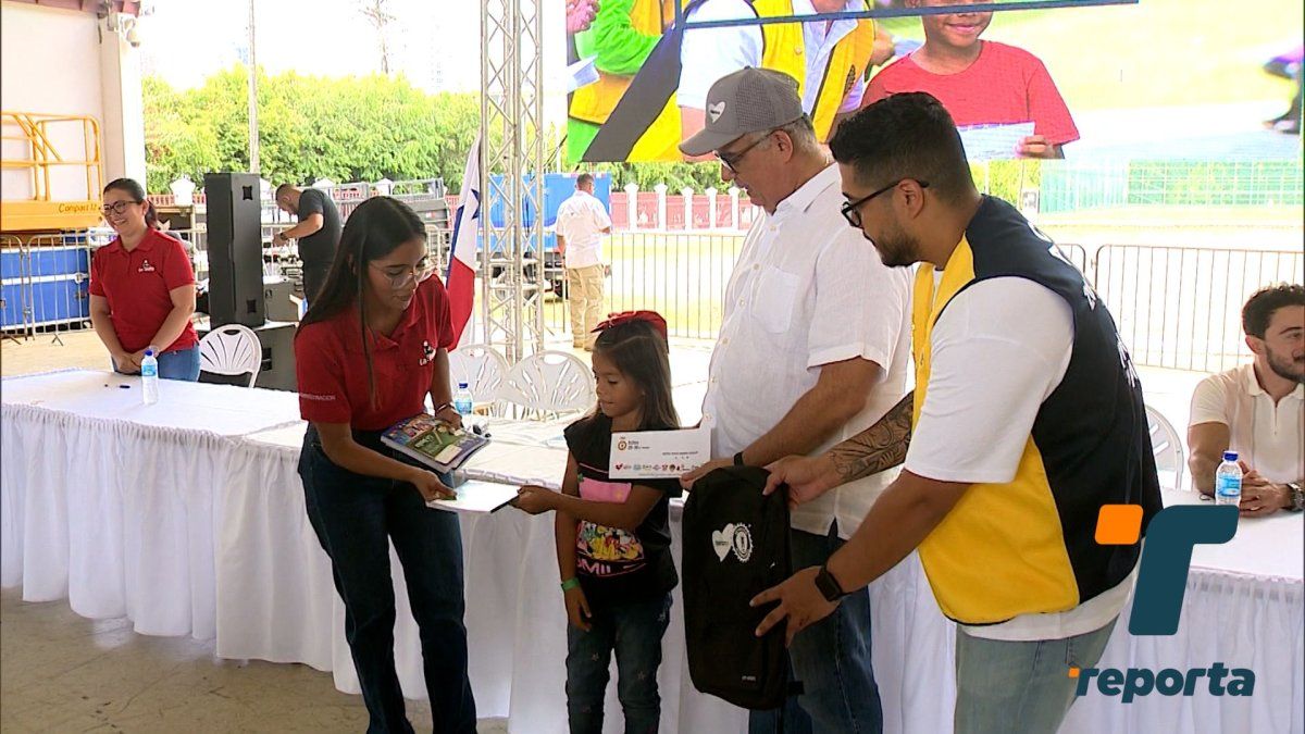 Club Activo 20-30 entrega becas escolares a 171 estudiantes