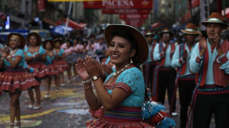 Devoción y alegría en fiesta religiosa andina de Bolivia