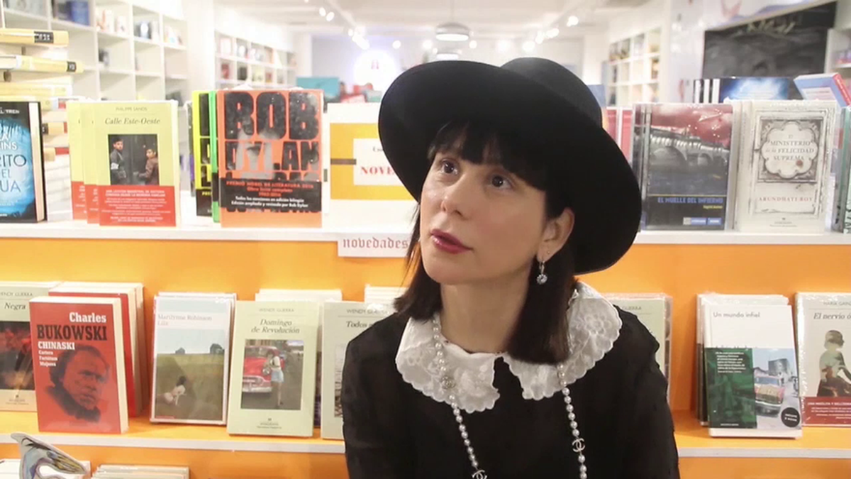 La escritora Wendy Guerra funda una escuela de escritura en Panamá