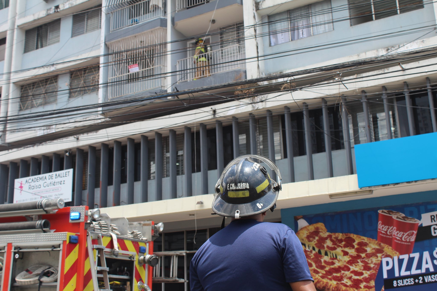 Madre e hijo son rescatados de un incendio en la 12 de octubre
