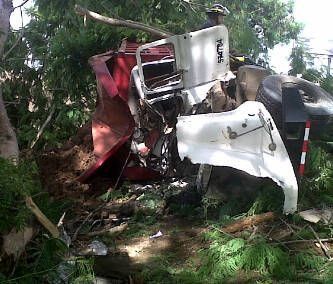 Conductor de camión se salva tras grave accidente en Corredor Sur