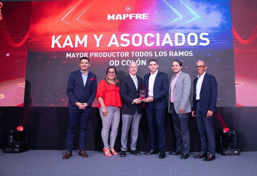 MAPFRE Panamá premia a sus mayores productores de seguros del año 2022