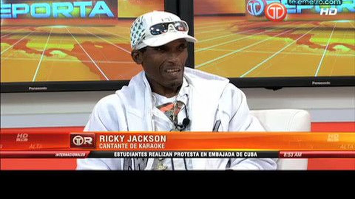 La historia de Ricky Jackson, un colonense que vive del karaoke