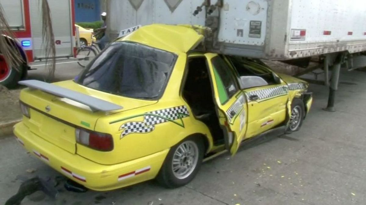 Taxi queda debajo de una mula, conductor se salva milagrosamente