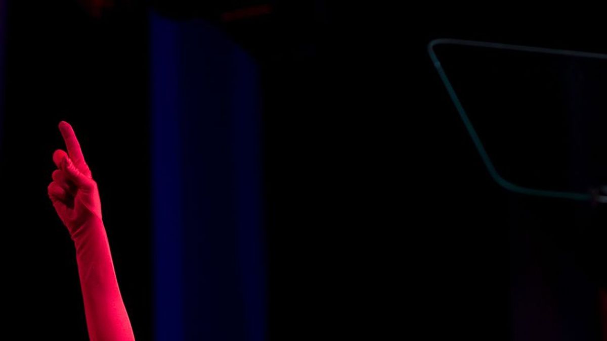 Miley Cyrus muestra con orgullo su vello axilar en gala amfAR