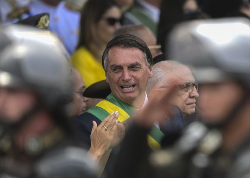 Gastos de Bolsonaro con tarjeta presidencial asombran a Brasil