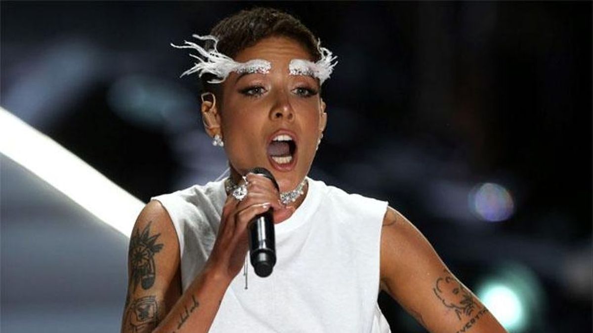 Halsey critica a la marca Victorias Secret tras participar en su desfile