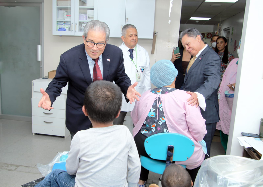 Ministro de Salud inspecciona avance del nuevo Hospital del Niño