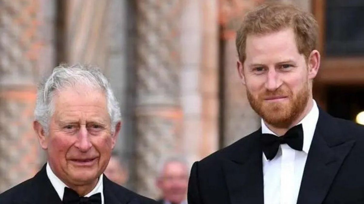 Príncipe Harry viaja para reunirse con su padre, el rey Carlos III