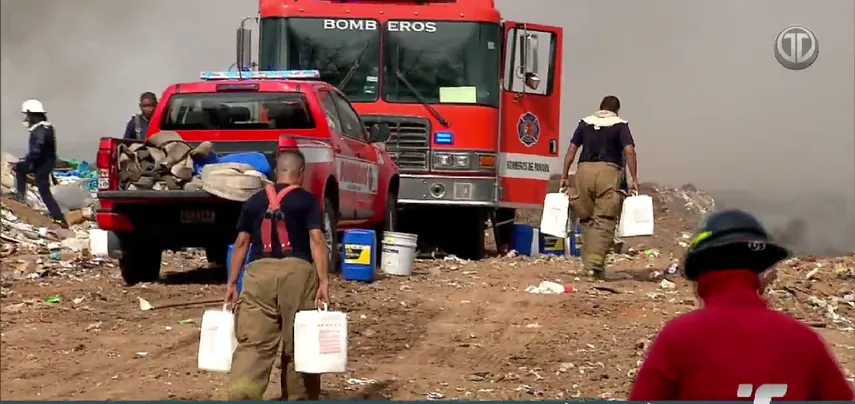 Incendio en vertedero de Penonomé continúa, bomberos buscan extinguirlo