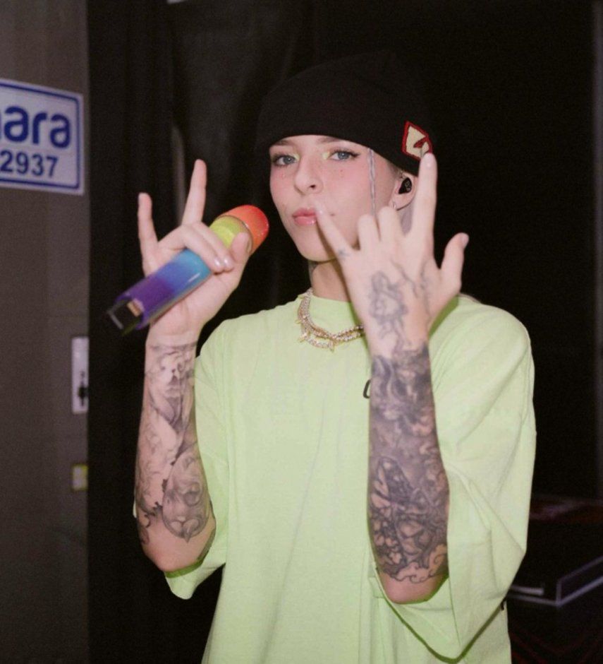 Young Miko pasa pena en Costa Rica, le apagan luces y micrófono