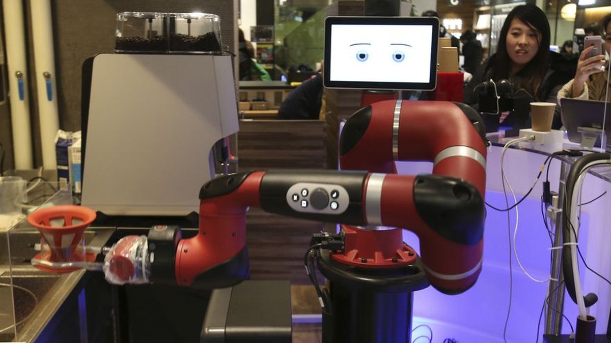Robot prepara café en nueva cafetería de Tokio