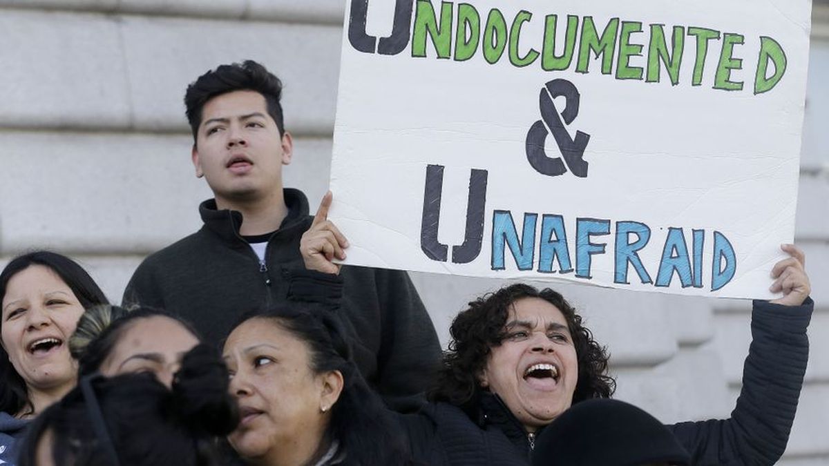 Juez bloquea decreto de Trump contra ciudades santuario