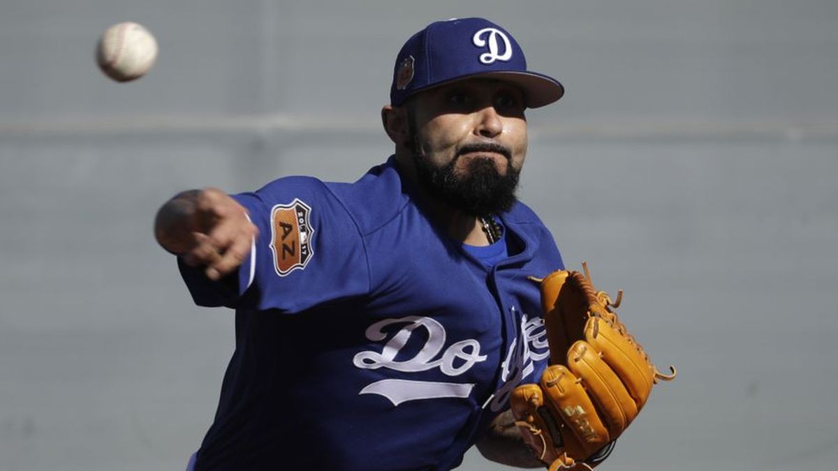 Sergio Romo feliz de vestir el azul de Dodgers