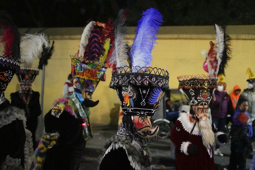 Con fe y buen ritmo, mexicanos gozan posadas en Xochimilco