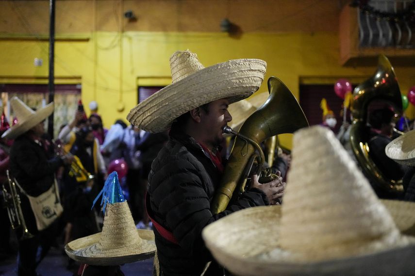 Con fe y buen ritmo, mexicanos gozan posadas en Xochimilco