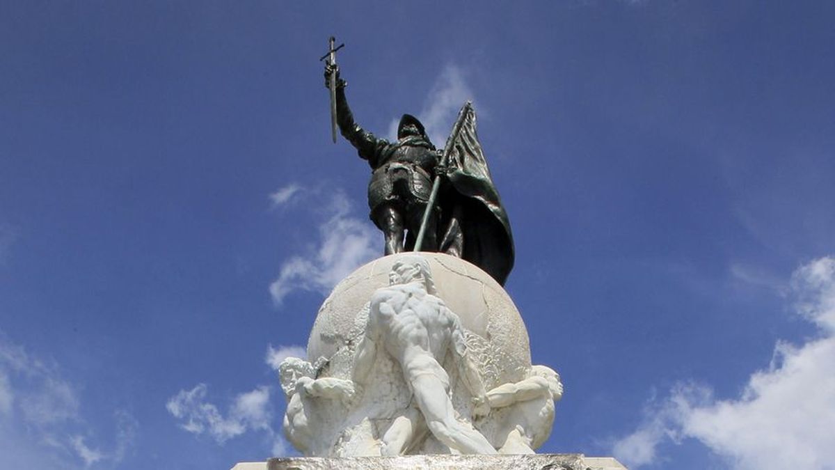 El Príncipe homenajea a Núñez de Balboa ante estatua regalo de Alfonso XIII