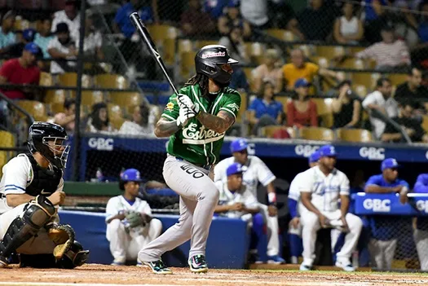 Jonathan Araúz debutó de buena forma en triunfo de Estrellas Orientales