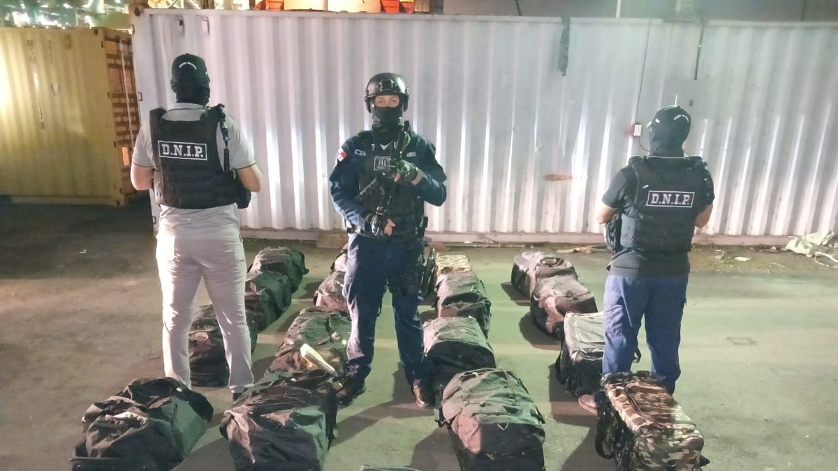 Policía Nacional decomisa 600 paquetes de droga en un puerto Policía Nacional decomisa 600 paquetes de droga en un puerto