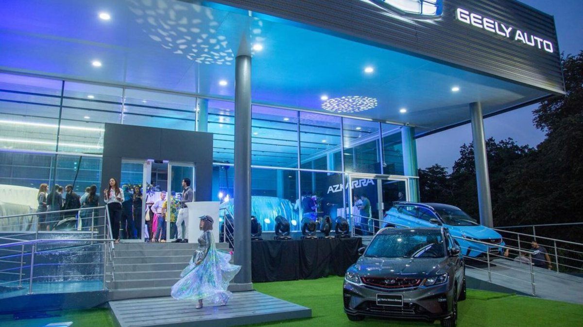 Geely inaugura su primer showroom en Panamá y lanza su nuevo modelo Azkarra