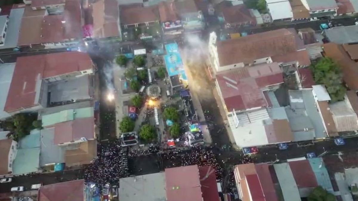 Quema de fuegos artificiales en el tradicional topón en Las Tablas