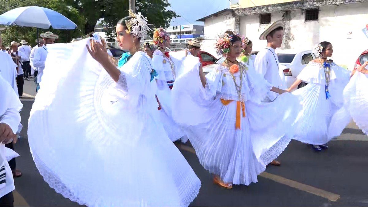 Realizan el primer Desfile de la Pollera Blanca en Chiriquí