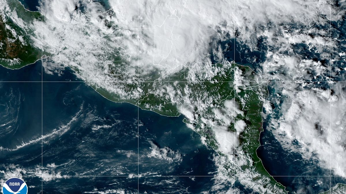 Huracán Lisa toca tierra en Belice y amenaza a una Centroamérica en alerta