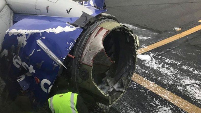 Muere una persona por explosión en un motor de avión en EEUU