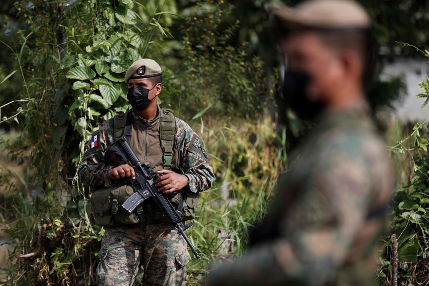 SENAFRONT: Cercas con púas en cinco pasos de la selva de Darién tienen ...