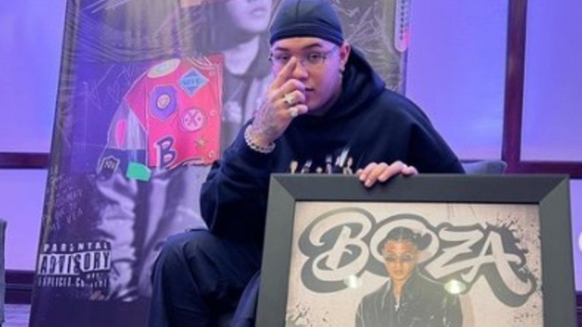 Boza recibe varios reconocimientos por sus éxitos musicales en Chile
