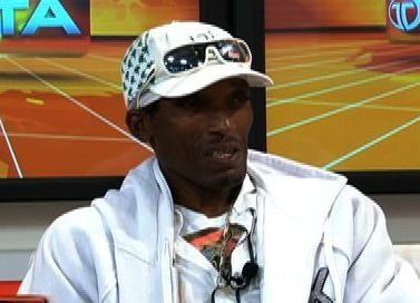 La historia de Ricky Jackson, un colonense que vive del karaoke