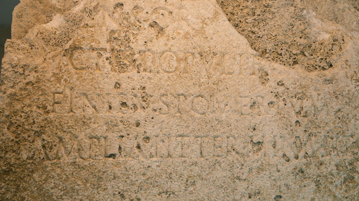 Descubren piedra que demarcó los límites de la Roma antigua