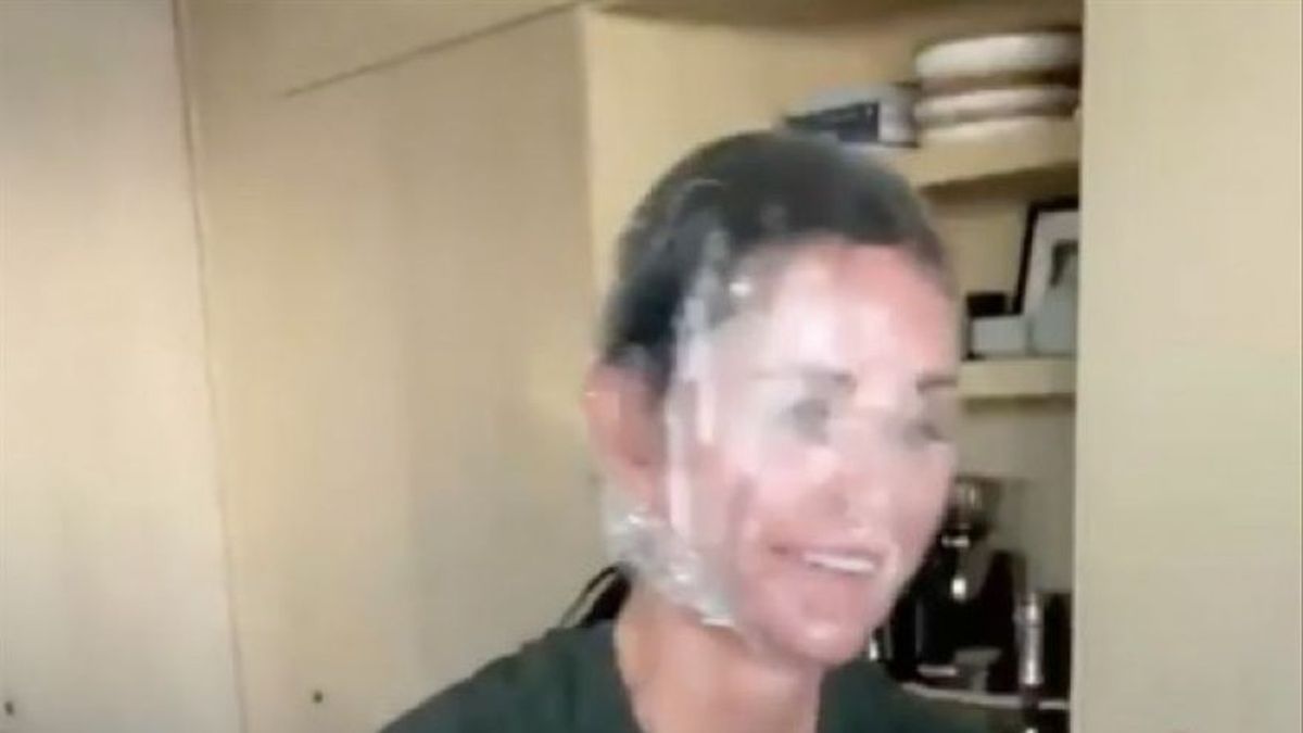 Así recreó Courteney Cox la mítica escena del pavo en Friends