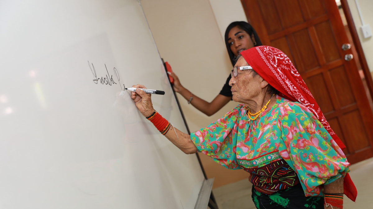 ¡Gran logro! MIDES alfabetizó a 1,208 personas durante el 2024