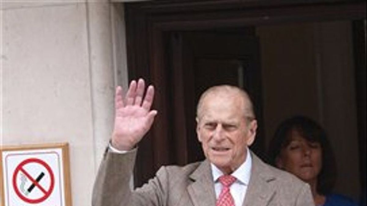 El príncipe Felipe, animado en su 92 cumpleaños en el hospital