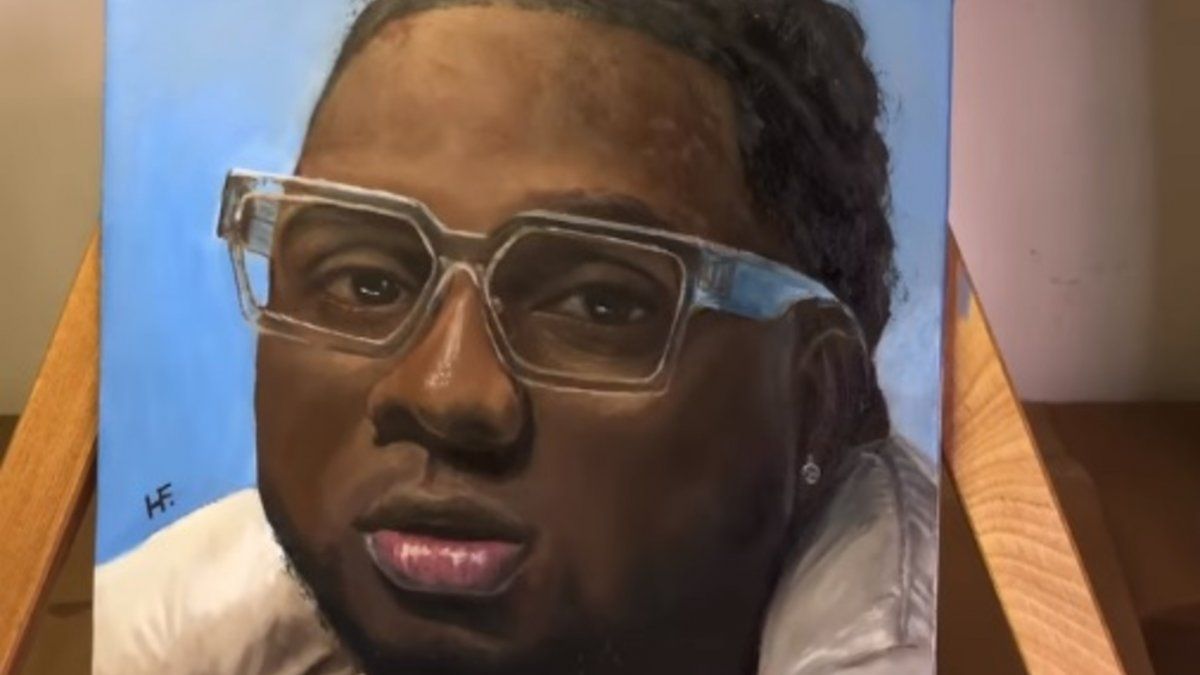 Joven le rinde honor a Akim dibujando su rostro