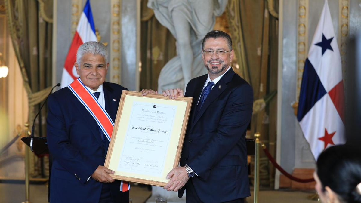 Presidente Mulino recibe la Orden Juan Mora Fernández en Costa Rica