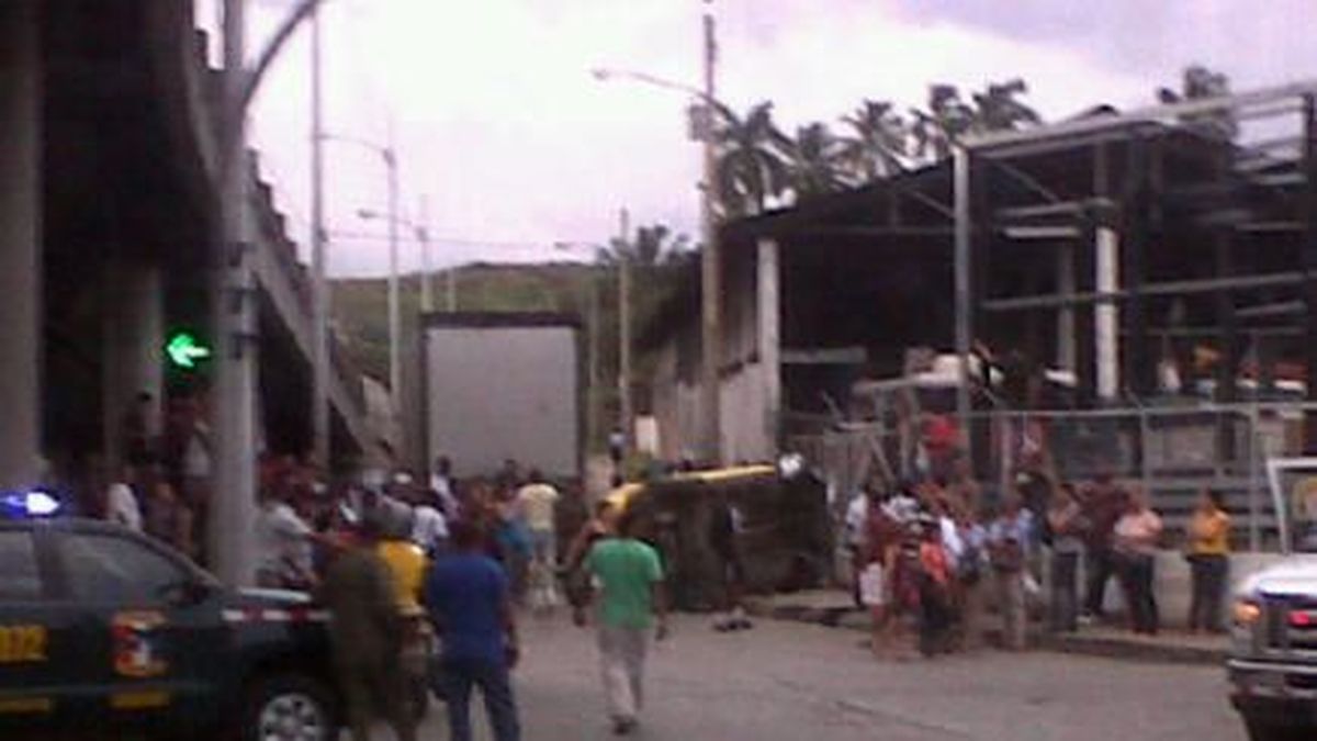 Choque entre mula y taxi deja heridos en vía Cincuentenario