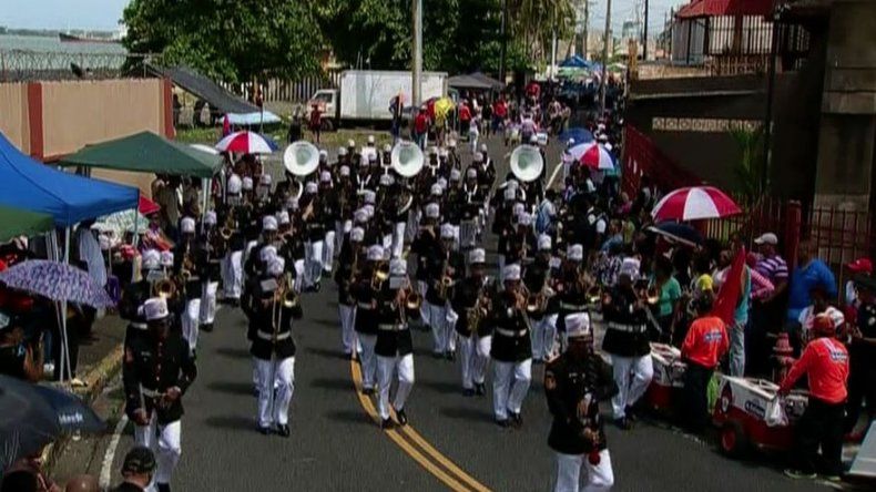 Colonenses celebran con desfile el nacimiento de la República