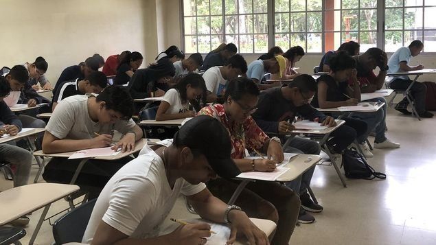 Jóvenes realizan la prueba Piense II para ingresar al ITSE