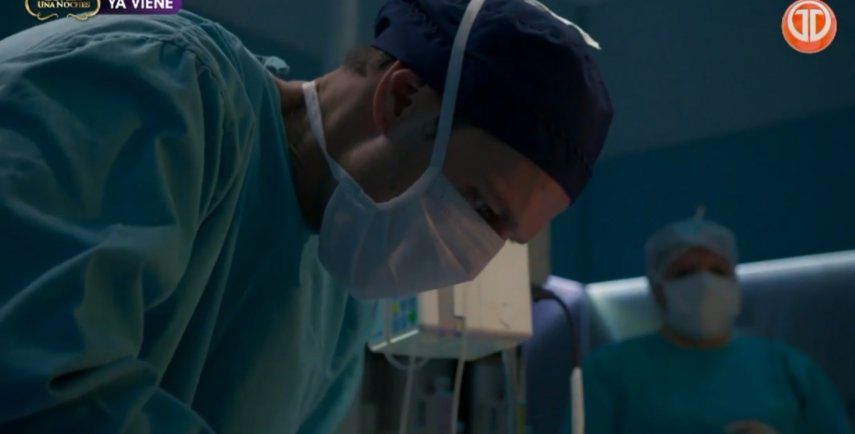 El doctor Roberto realiza importante cirugía con un nuevo asistente