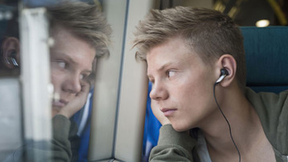 Audífonos: ¿Cuál es el riesgo de escuchar música alta?