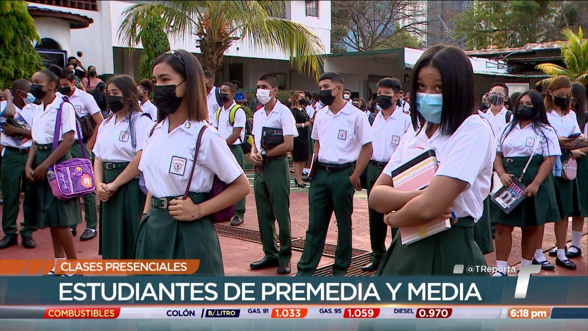 Estudiantes de premedia y media retornan a las aulas