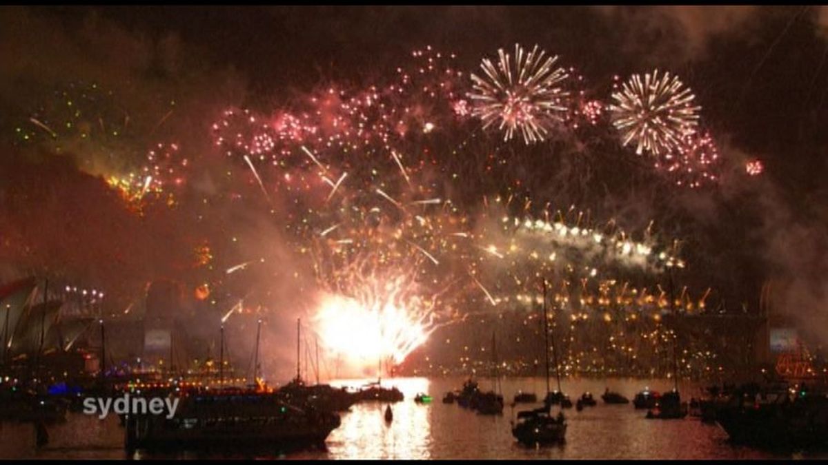 Fiestas en playas y cohetes : El mundo recibe el 2015