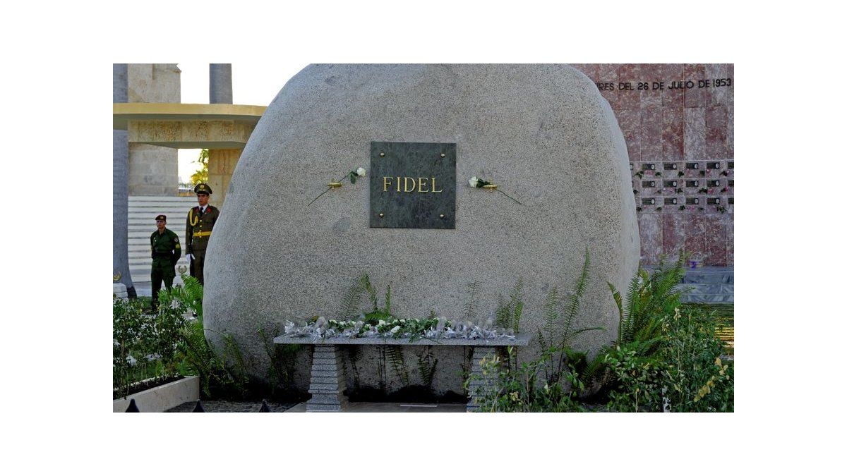 Unas 70.000 personas han visitado tumba de Fidel Castro a un mes del ...