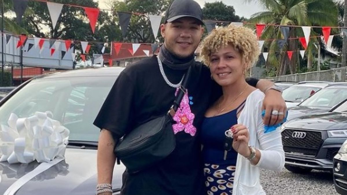 Boza sorprende a su madre con un auto nuevo