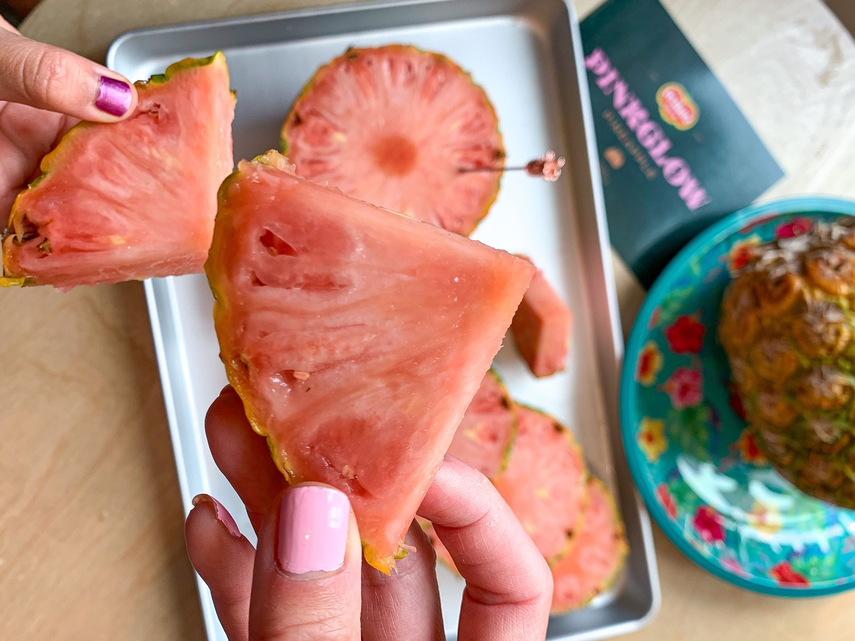 La piña rosa, el manjar que es vendido a un exclusivo mercado