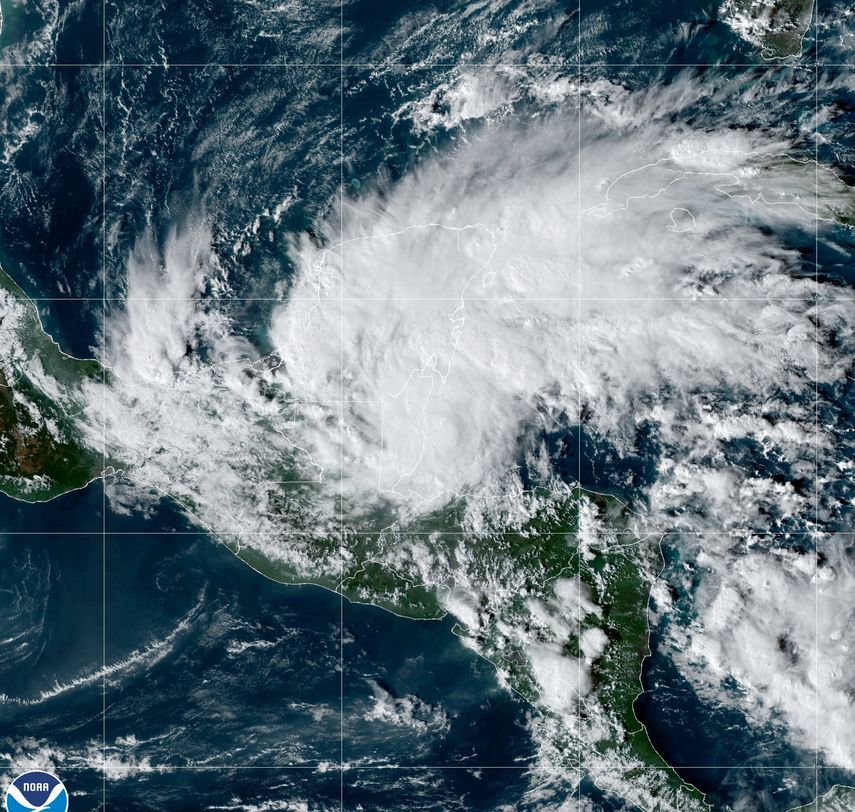 Huracán Lisa toca tierra en Belice y amenaza a una Centroamérica en alerta